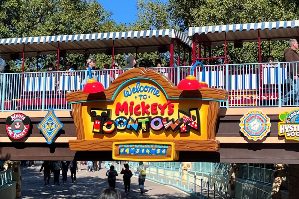 Mickey & Minnie's Runaway Railway at Disneyland: How-to-Ride Tips ...
