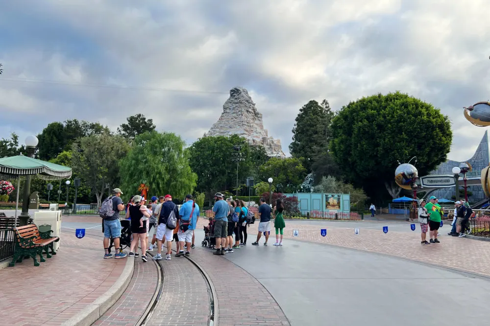 5 Smart Rope Drop Strategies for Disneyland - Trips With Tykes